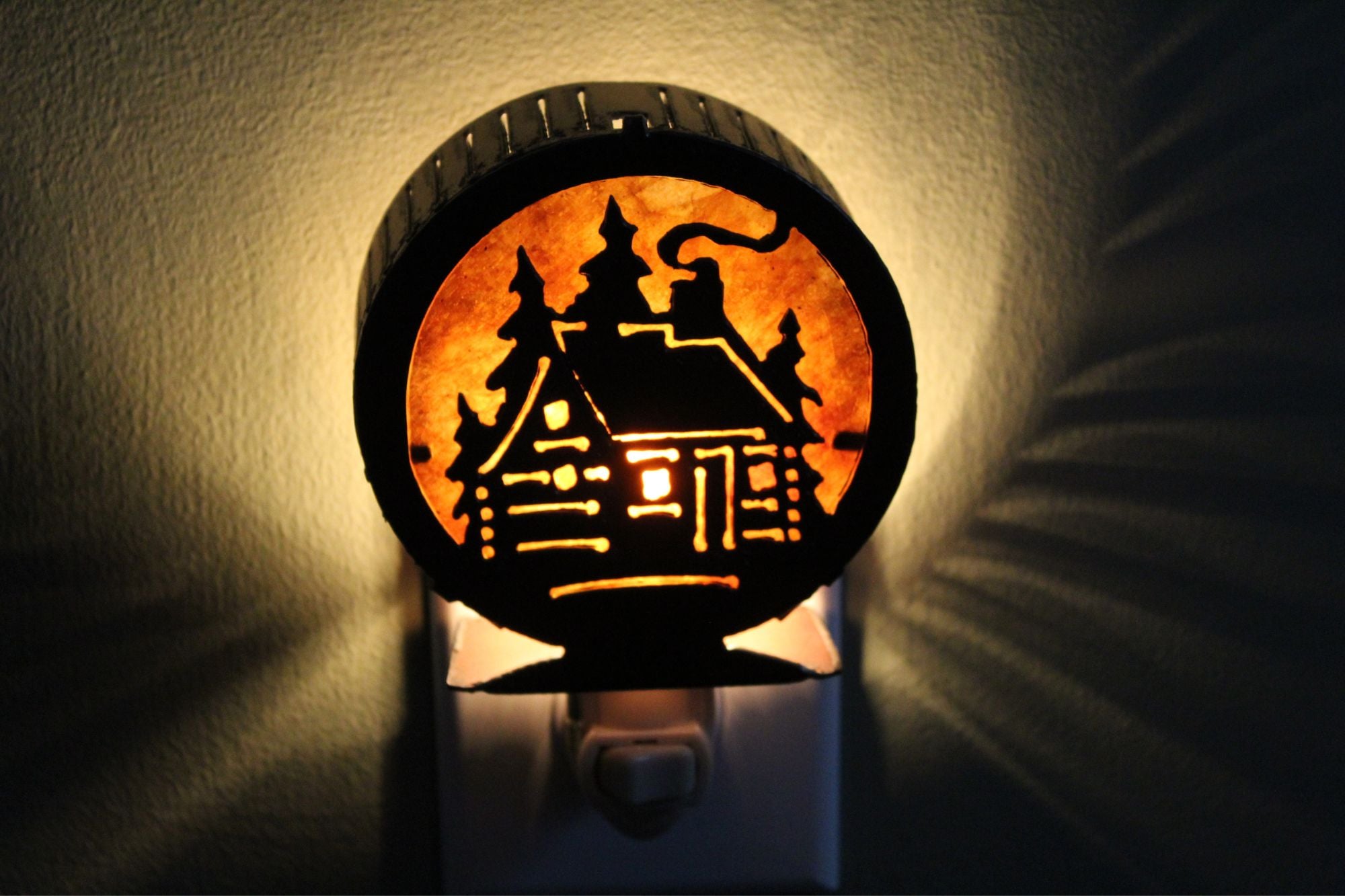 Round Cabin Design Metal Nightlight – Inspired by the Outdoors